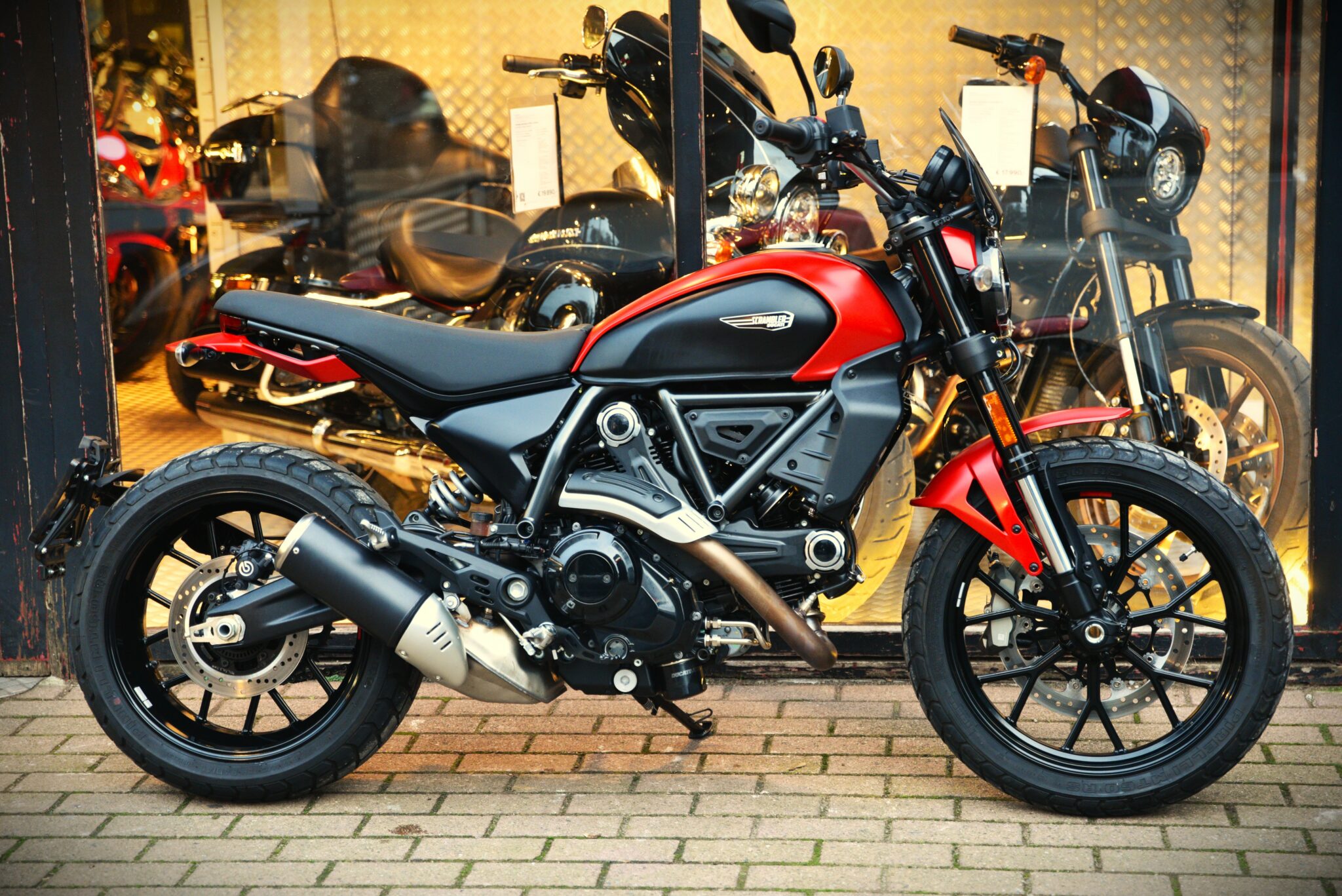 DUCATI SCRAMBLER 800 ICON DARK - Moto Verte