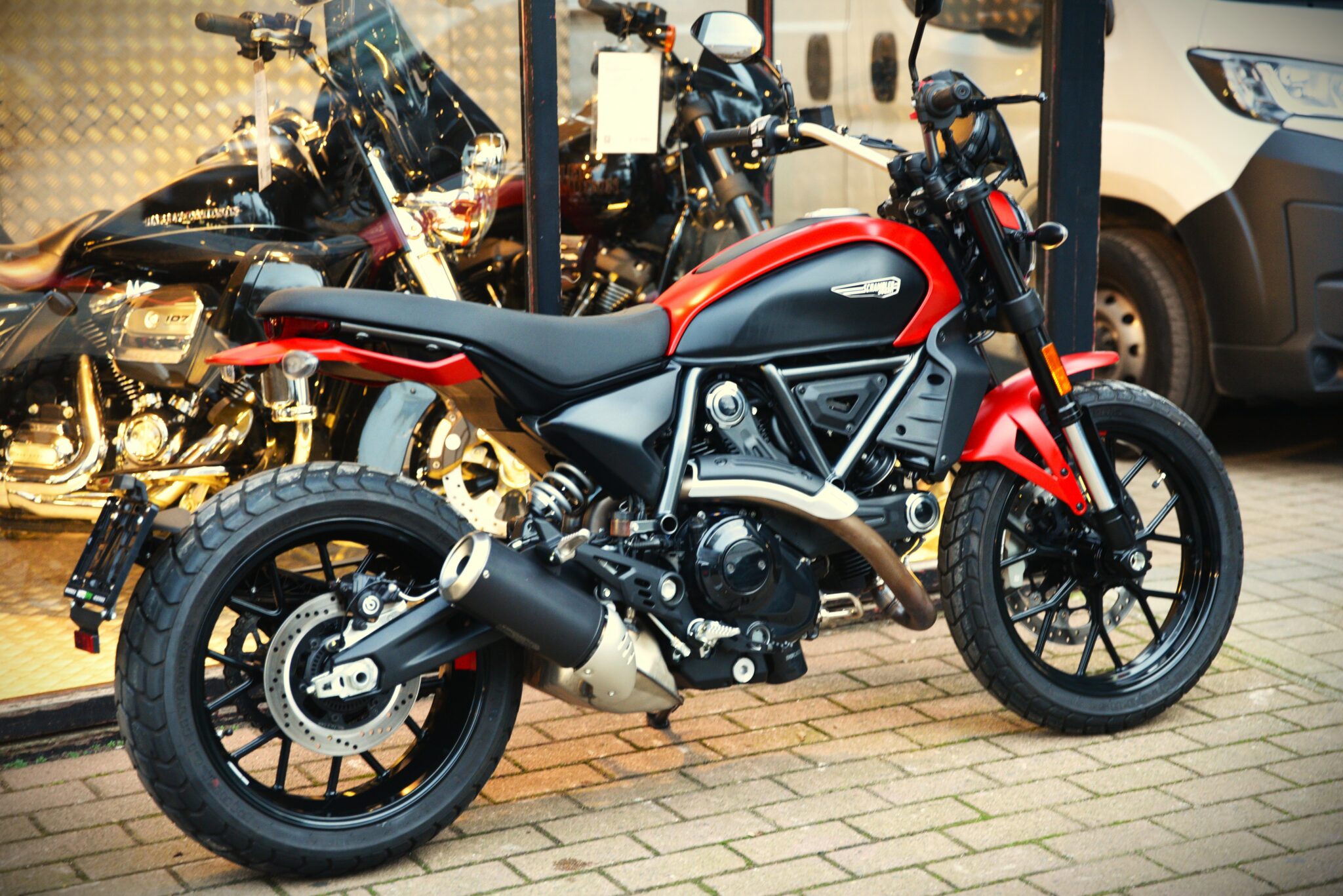 DUCATI SCRAMBLER 800 ICON DARK - Moto Verte